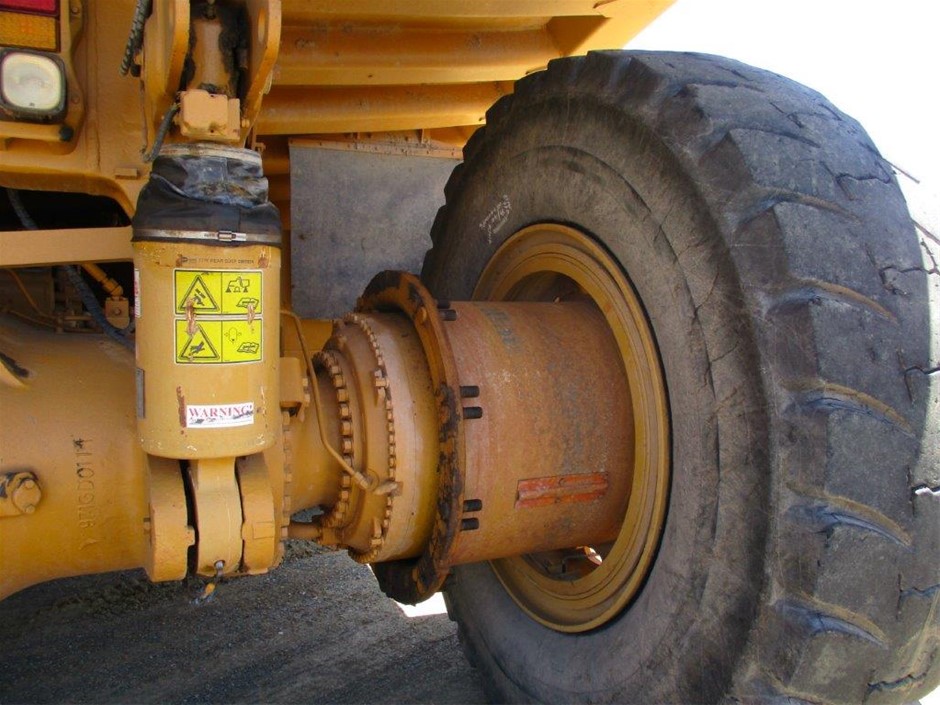 1998 Caterpillar 777D Rigid Dump Truck (inner rear wheels included ...