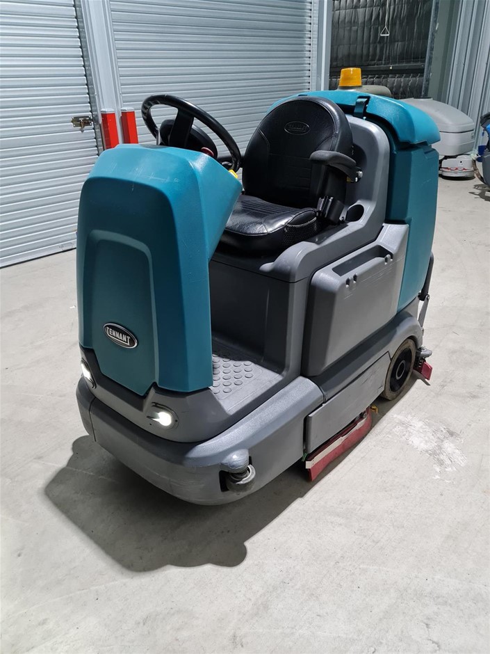Tennant T12 ride on floor scrubber floor sweeper Auction (0001-9025048 ...