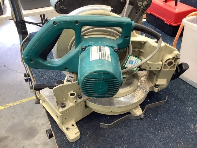 Makita LS1040 255mm Compound Miter Saw Auction (0111-9033332) | Grays ...