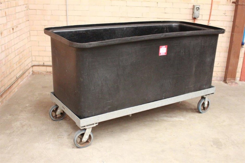 1000L Plastic Tub on a Mobile Frame Auction (0058-5049861) | Grays ...