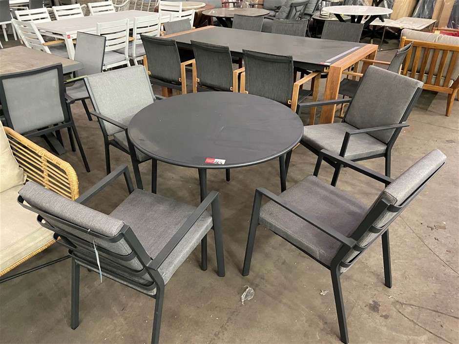 Circular Outdoor Dining Set with 4 Chairs Auction (0264-2186589 ...