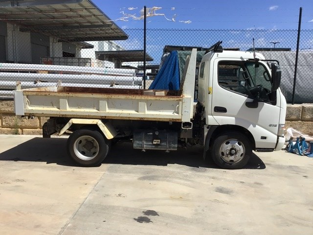 2017 Hino 2T Tipper 4 x 2 Tipper Truck - Engine dismantled Auction ...