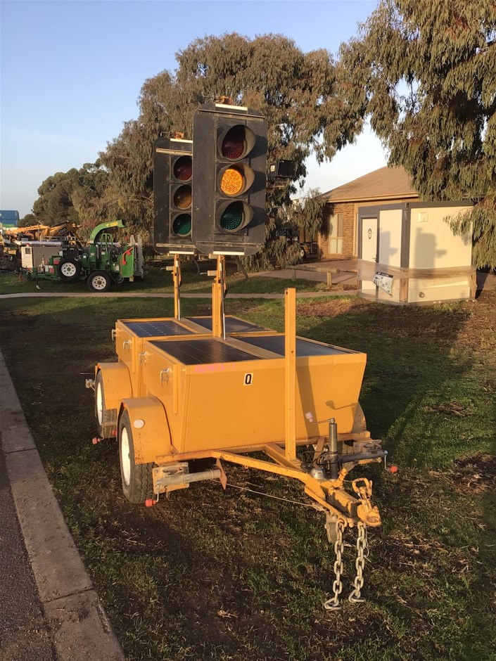 Sykes Group Mobile Traffic Lights Auction (0001-3025462) | Grays Australia