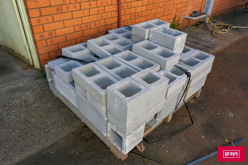 Quantity of Assorted Concrete Besser Block Auction (0071-5052828 ...