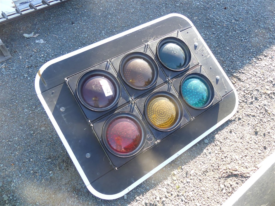 6 Bank Traffic Light Assembly Auction (0362-5053528) | Grays Australia