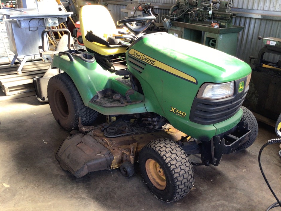 John Deere X740 Ultimate Ride On Mower Auction (0041-7046333) | Grays ...