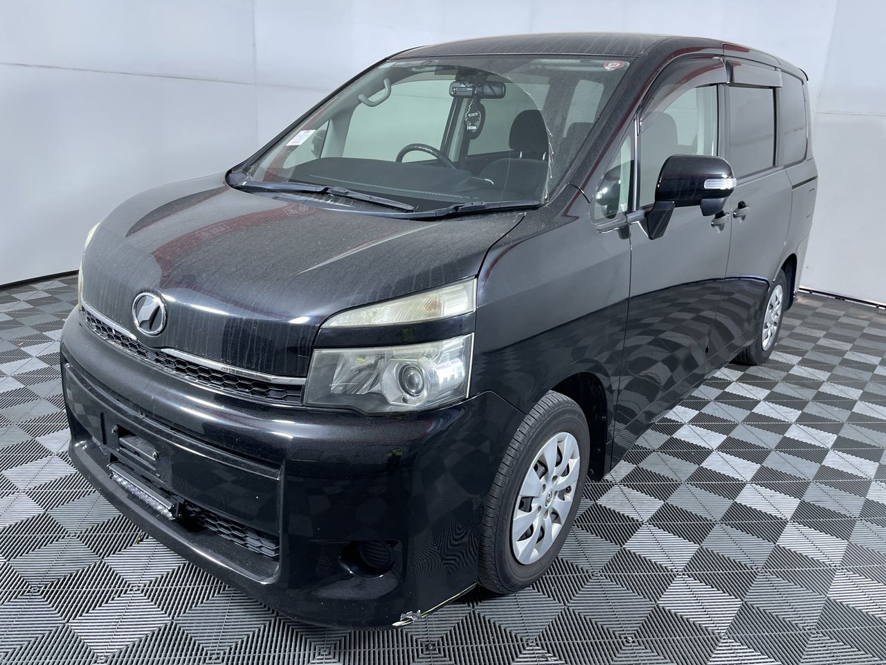 2010 Toyota Voxy Automatic 7 Seats Van Auction (0001-50705011) | Grays ...