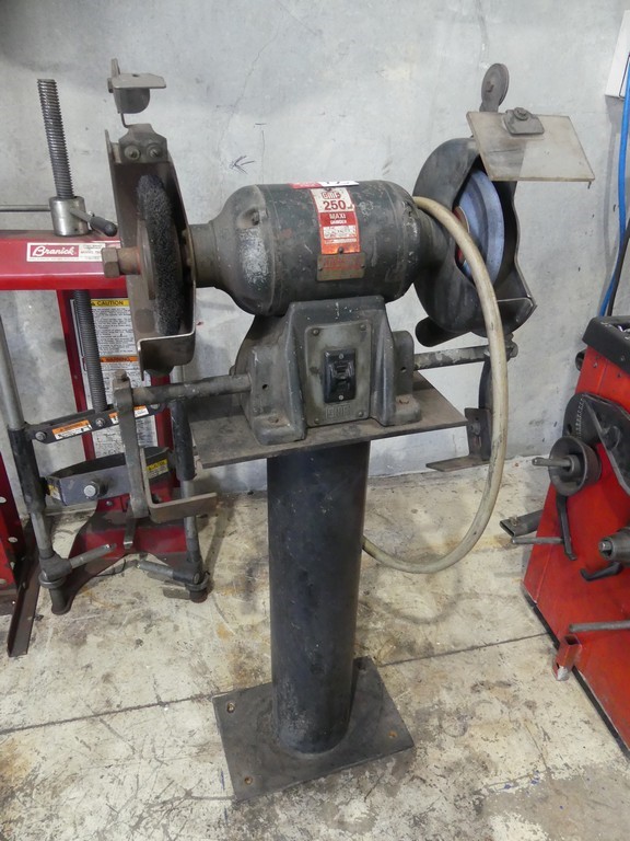 GMF 250 Maxi Grinder Pedestal Bench Grinder Auction (0012-5053789 ...