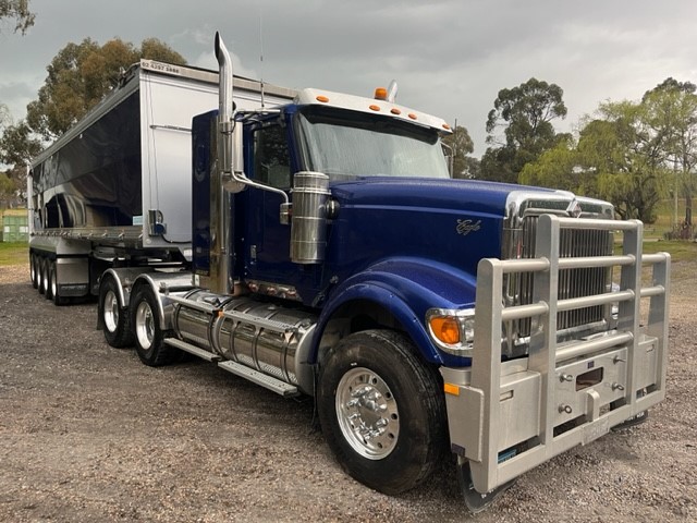 International Eagle 9900 and Quad Semi Tipper Combination Auction (0010 ...