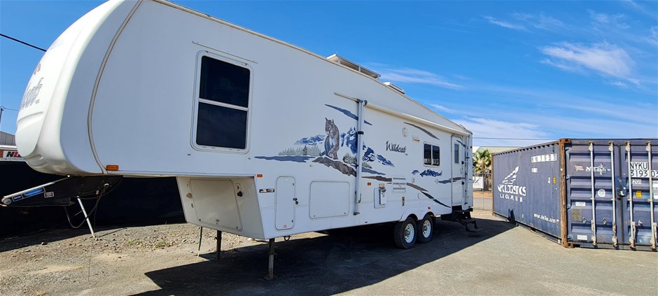 2005 Forest River Wildcat 30 Fifth Wheel Caravan