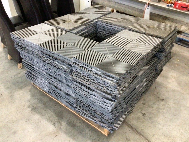 Quantity of Plastic Grated Floor Tiles Auction (0059-9045092) | Grays ...