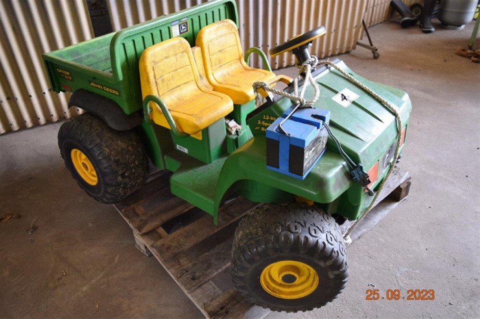 John Deere Gator 4x2 Battery Operated Childs Utility Vehicle Auction ...