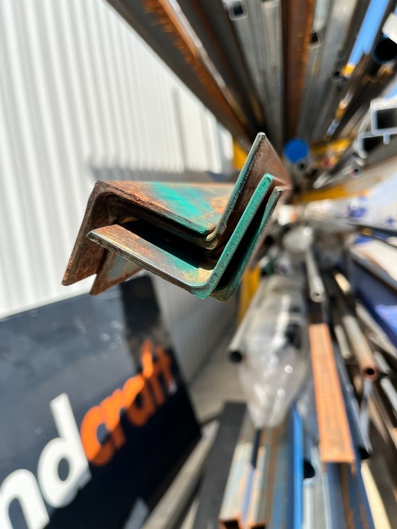 4x 9 metre Lengths 90 degree Steel Angle Auction (0039-5054485) | Grays ...