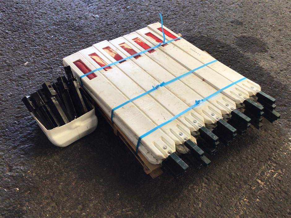 28x Road Side Guide Posts Auction (0232-7048044) | Grays Australia