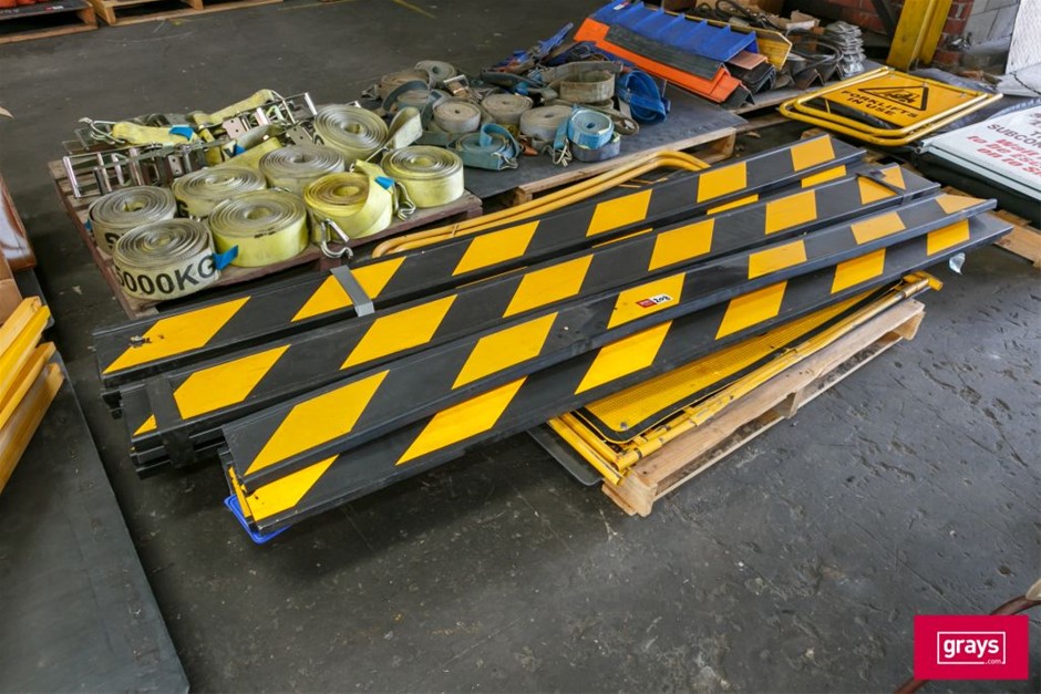 Assorted Road Work Safety Equipment Auction (0208-5054433) | Grays ...