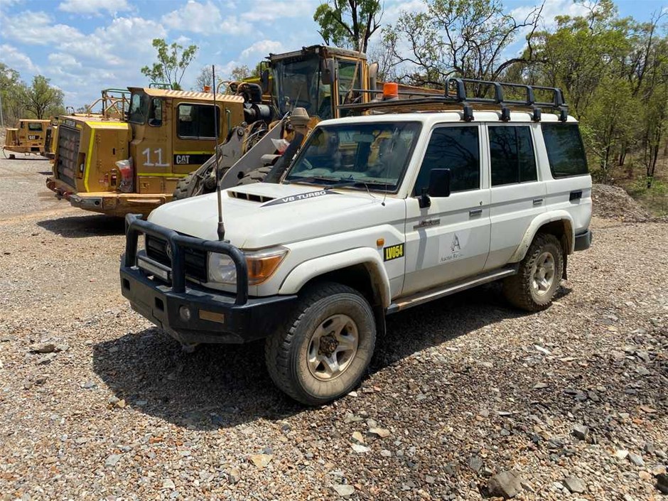 2017 Toyota Landcruiser Workmate 4WD Manual - 5 Speed Troop Carrier ...