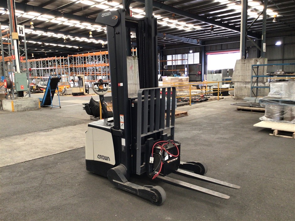 Crown SHR 5500 Walkie Reach Stacker Auction (0108-7049020) | Grays ...