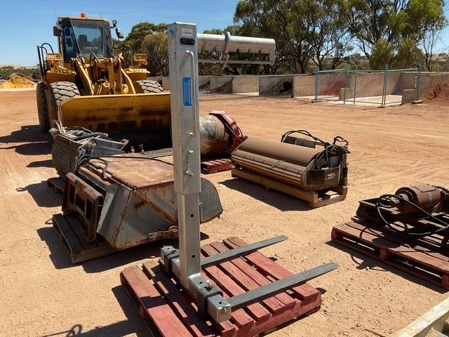 East west PHD2200 2200kg Adjustable Pallet Hook Auction (0009-9048422 ...