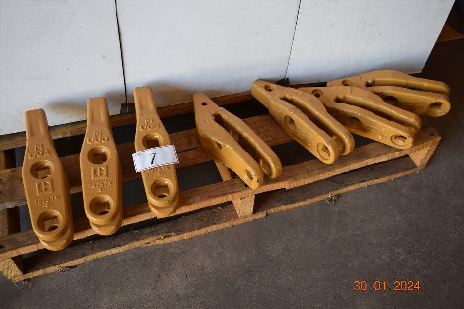 Lot of 7 Unused Caterpillar Ripper Tips Auction (0007-9048126) | Grays ...