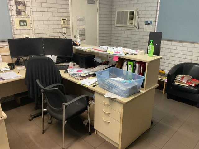 Corner Desk, Lounge Chairs And Contents Auction (0001-9048438) | Grays ...