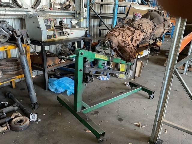 Snap-On Mobile Engine Stand With Gearbox And Transfer Case Auction ...