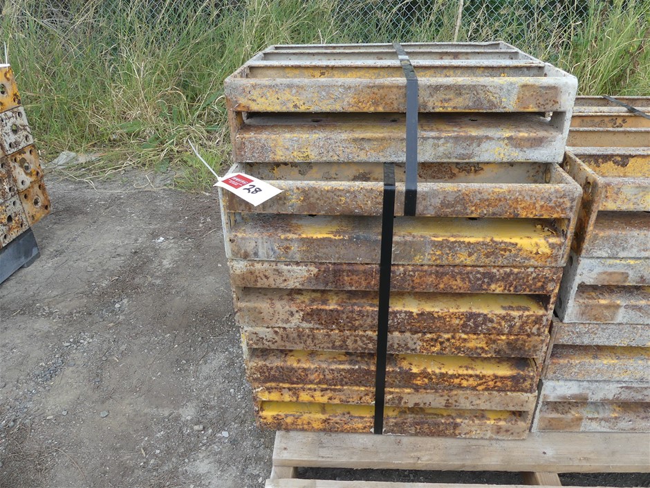 Qty 1 Bundle x Acrow Slim Lite Soldiers Auction (0028-5055836) | Grays ...