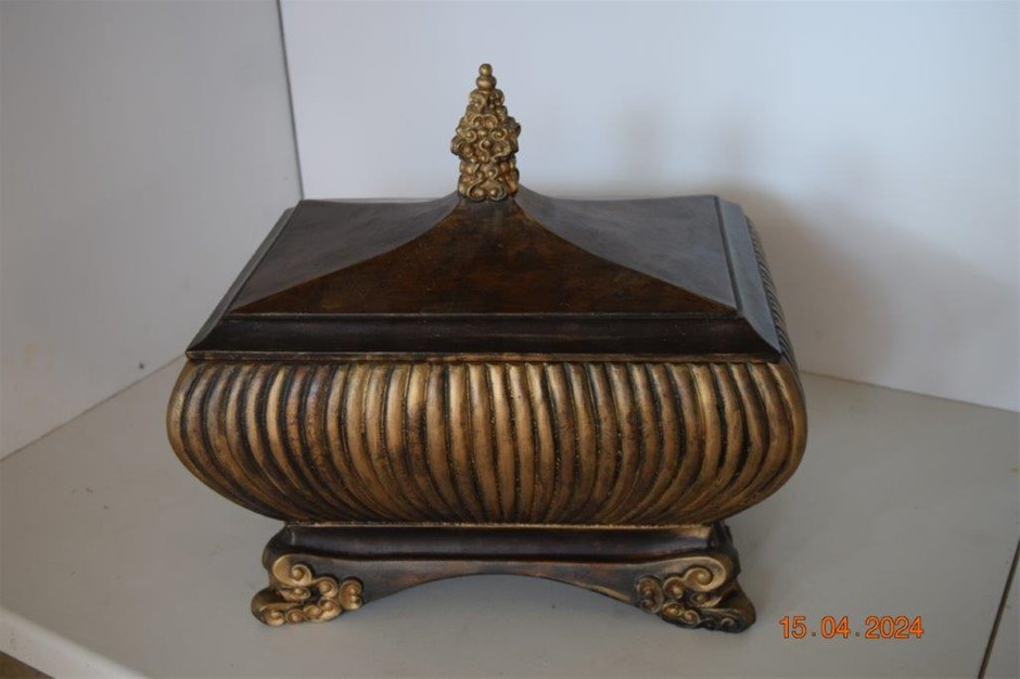 Ornamental Ceramic Casket with Four Gilded Feet Auction (0024-9050225 ...