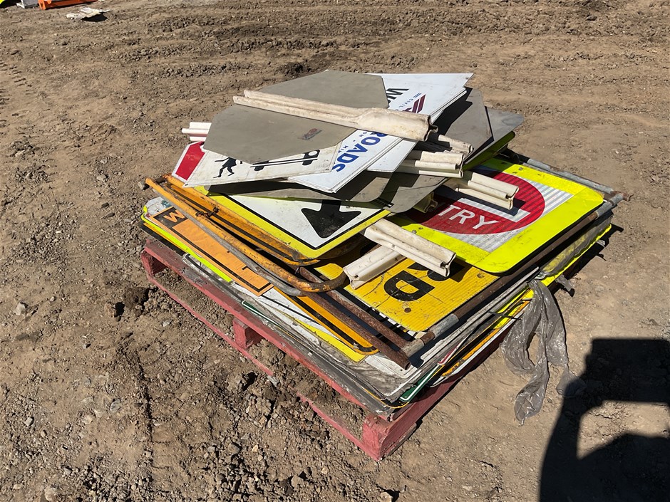 Traffic signs Auction (0243-7053012) | Grays Australia