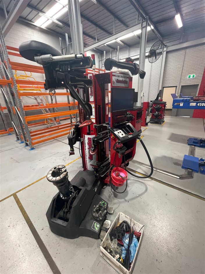 HUNTER ENGINEERING COMPANY Revolution TCRH Tyre Changer Machine Auction ...