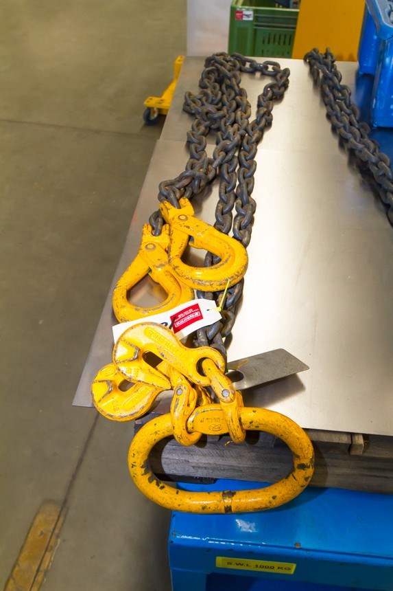 Lifting Chains 2x leg 10mm chain with 1x oblong ring, 2x load hooks and ...