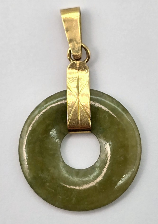 14 CARAT GOLD AND GREEN JADE PENDANT - VALUATION $1,058.00 Auction ...
