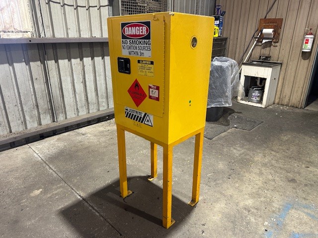 Justrite Flammable Liquid Storage Cabinet Auction (0021-3031201 ...