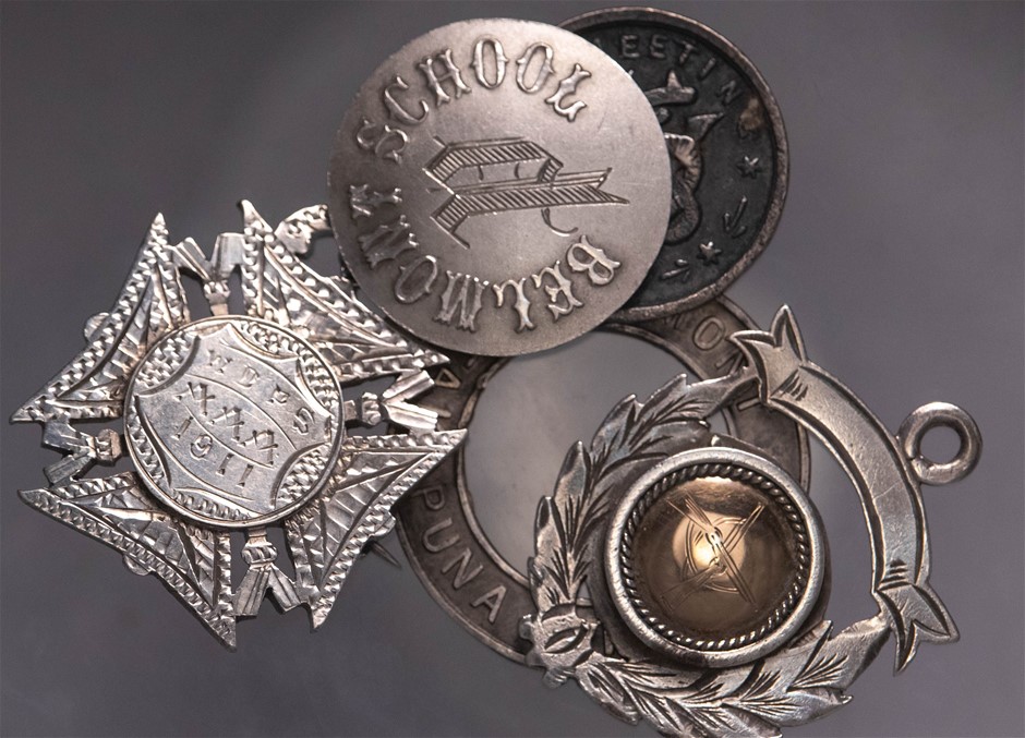 5 x NZ Asstd Athletics & High School badges incl: BST silver badge ...