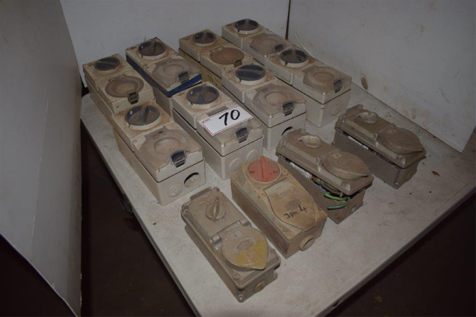 Lot of 8 Clipsal 3 Phase 20 Amp Switched Outlets Auction (0070-9056946 ...