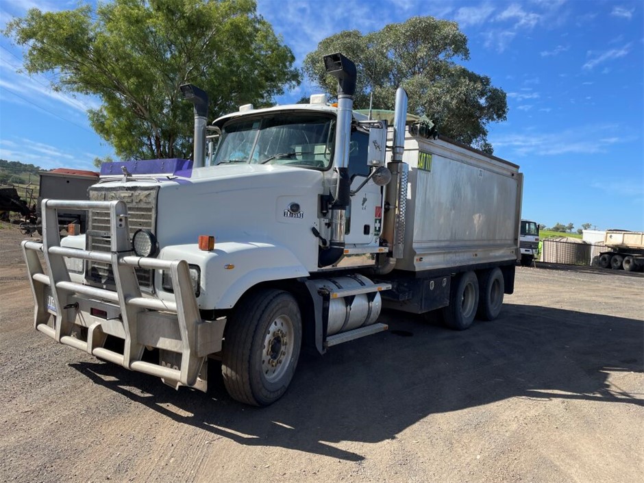 2005 MACK Triden CLS 6x4 Tipper Truck & 2005 Maxitrans Tipper Dog ...