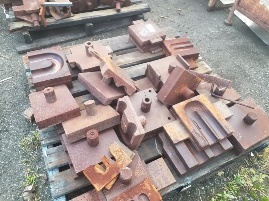 Hot closing/forging dies for the forging of tight radius 180 degree ...