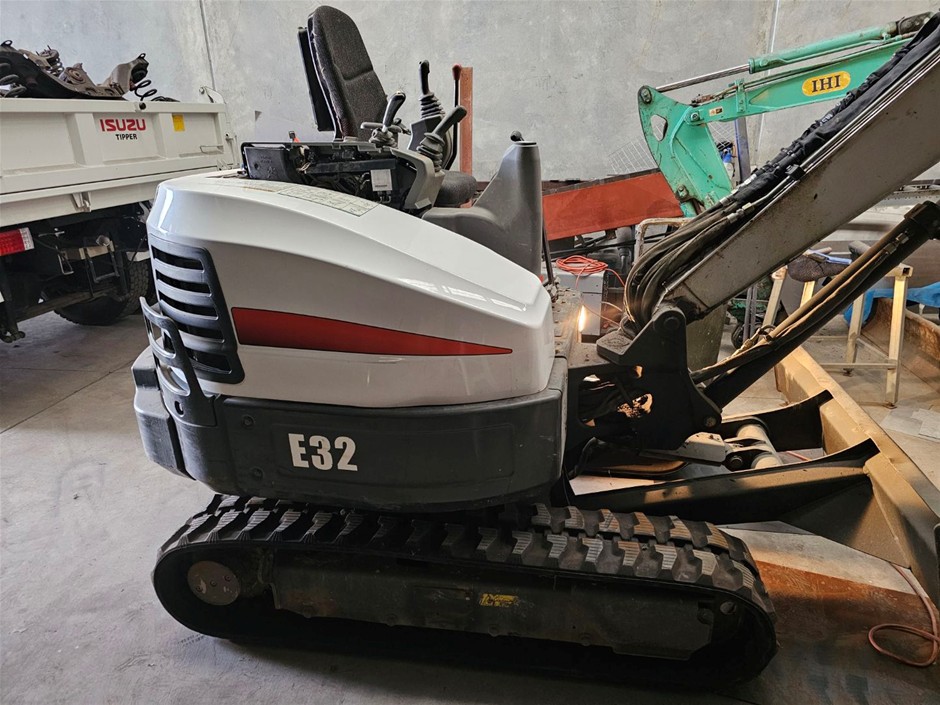 2011 Bobcat E32 M Hydraulic Excavator Auction (0008-5060316) | Grays ...