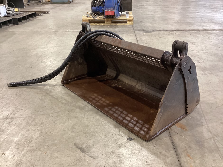 Toro 320D 4 In 1 Bucket For Mini Loader Auction (0006-8020642) | Grays ...
