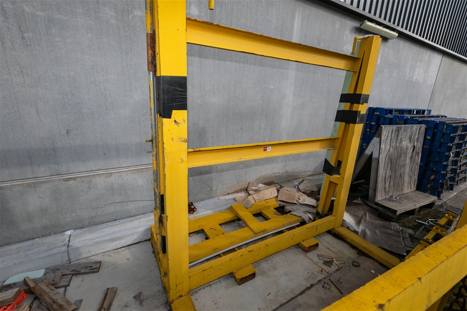 Single Side Slope Back Glass Transport Stand Auction (0286-5060672 ...