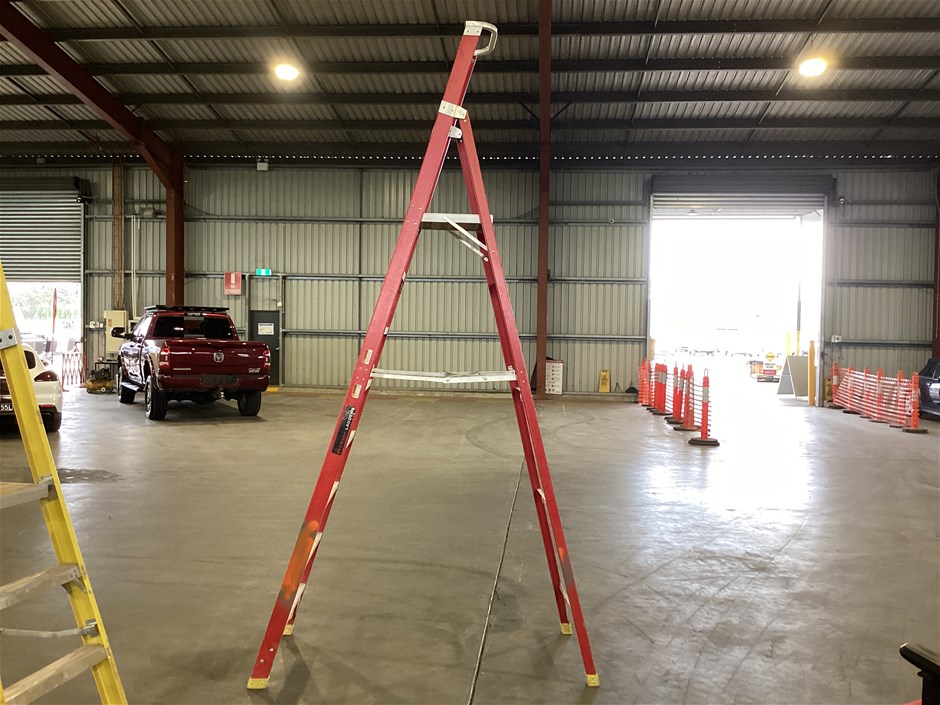 Red Back Ladders, Fibreglass Platform Ladder Auction (0083-8021049 ...