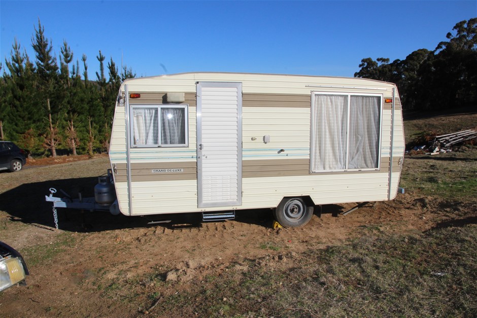 1986 Hallmark Grand Deluxe Caravan Auction (0001-10350638) | Grays ...