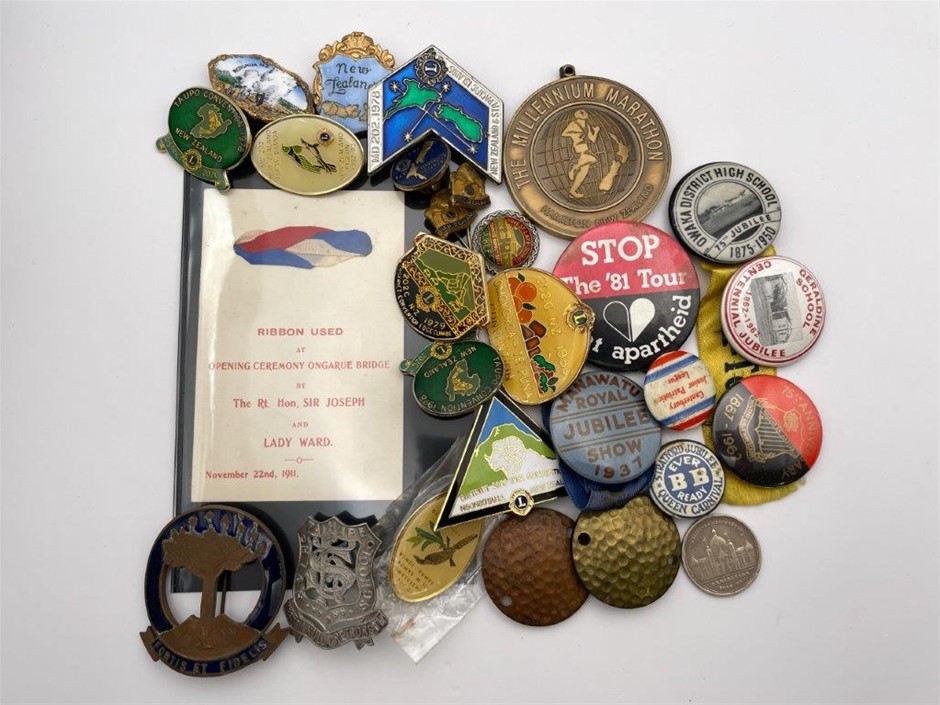 Approx.. 27 x Assorted commemorative badges, medals, penny Auction ...